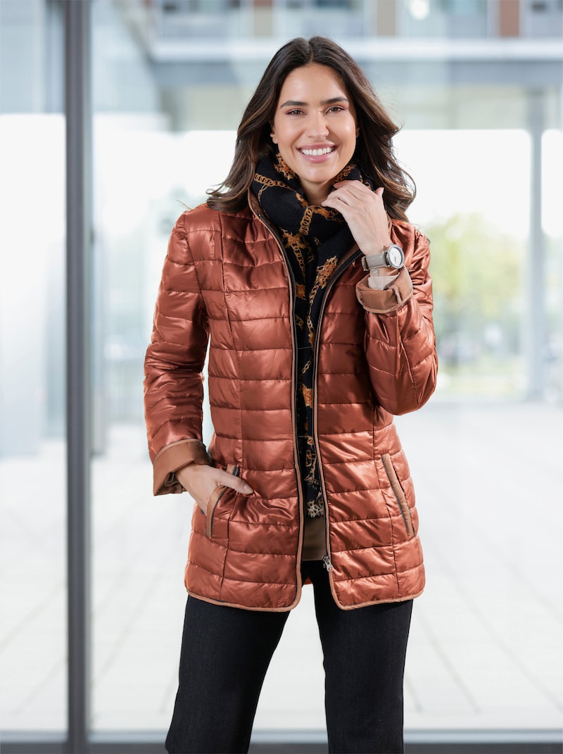 Gewatteerde jas met contrastkleurige voering in terracotta | Your Look ...