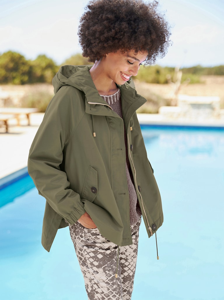 heine Übergangsjacke mit leichtem Glanz in khaki | heine