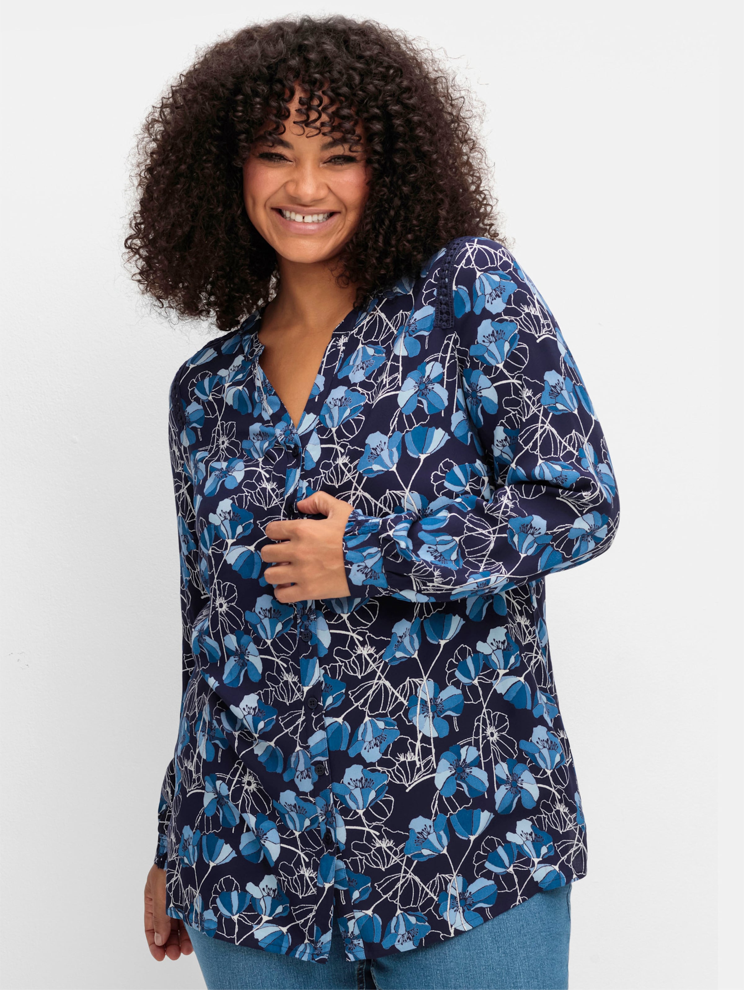 sheego Druckbluse mit Spitzenborten in marine-gemustert | Sheego