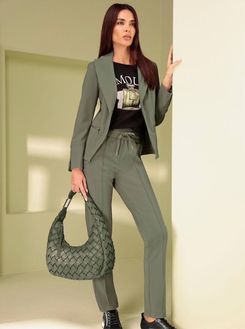 Stilvolle Sportlich Elegante Mode Fur Damen Bilder