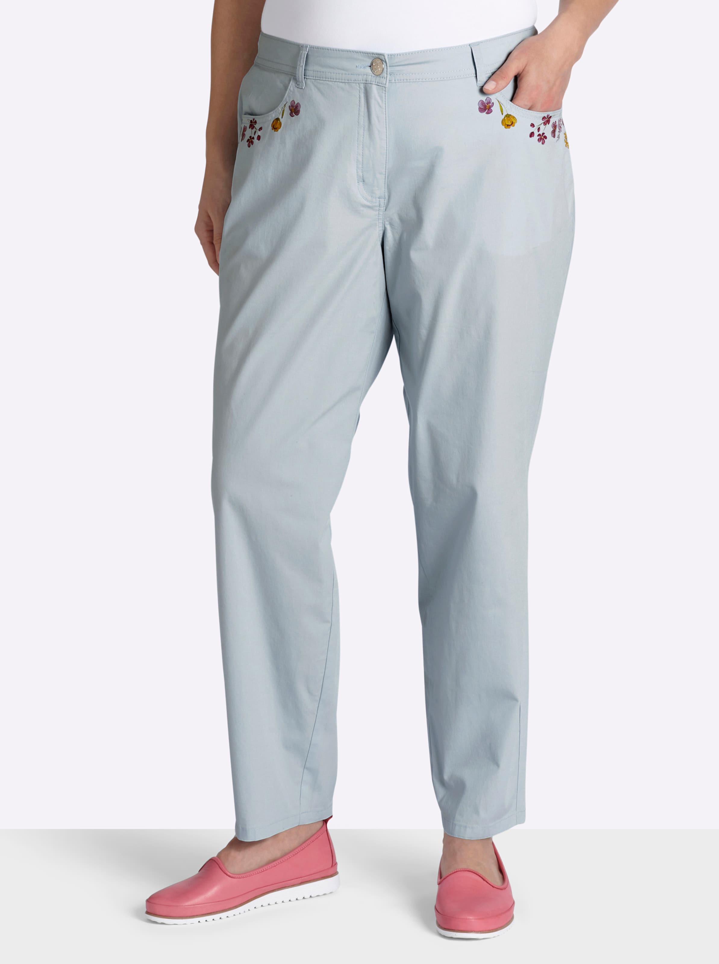 sheego Chinohose mit Blütenprints an den Taschen in eisblau-orchidee ...