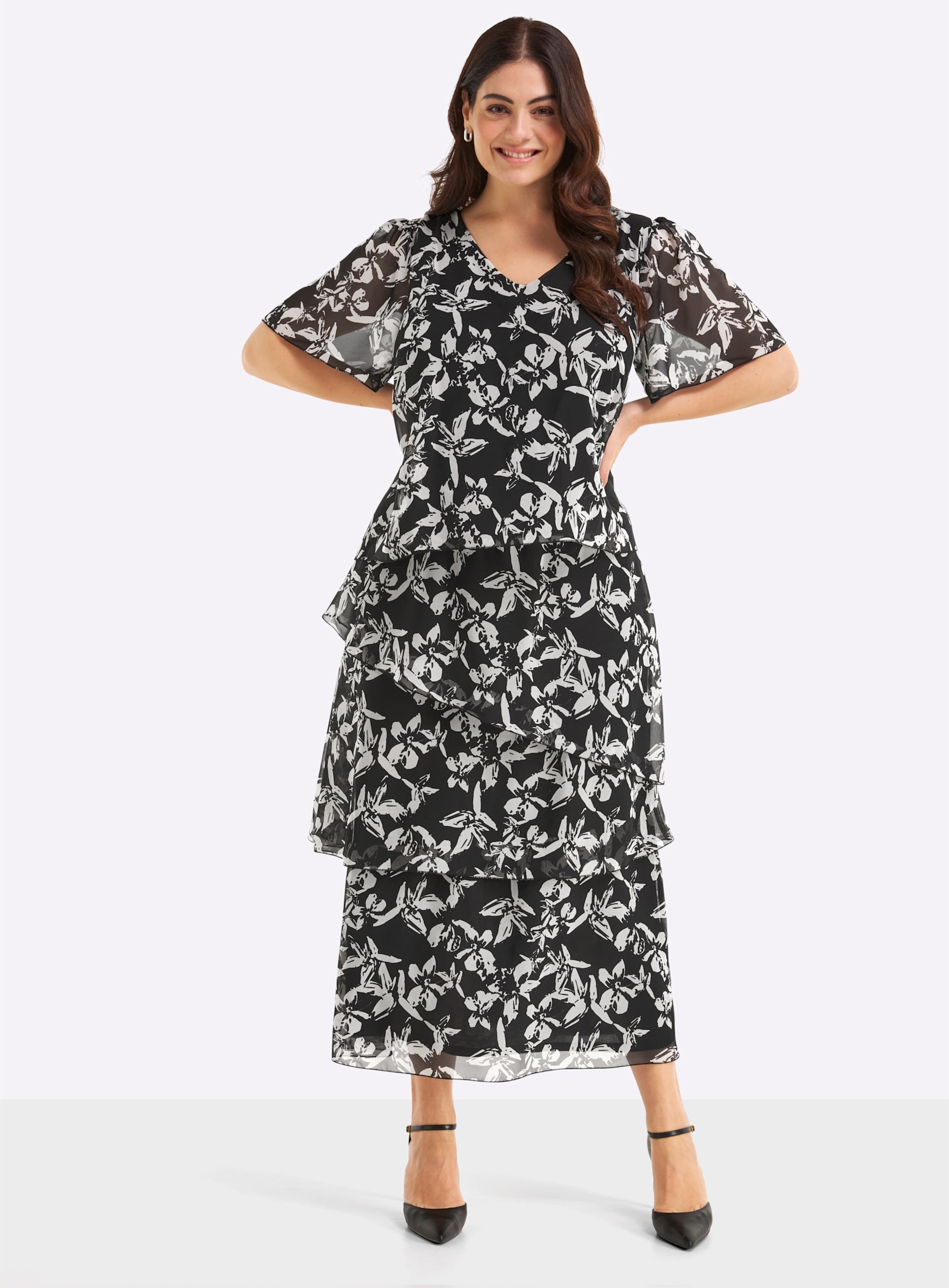 sheego Chiffonkleid mit drapierten Volants in schwarz-weiß-gemustert ...
